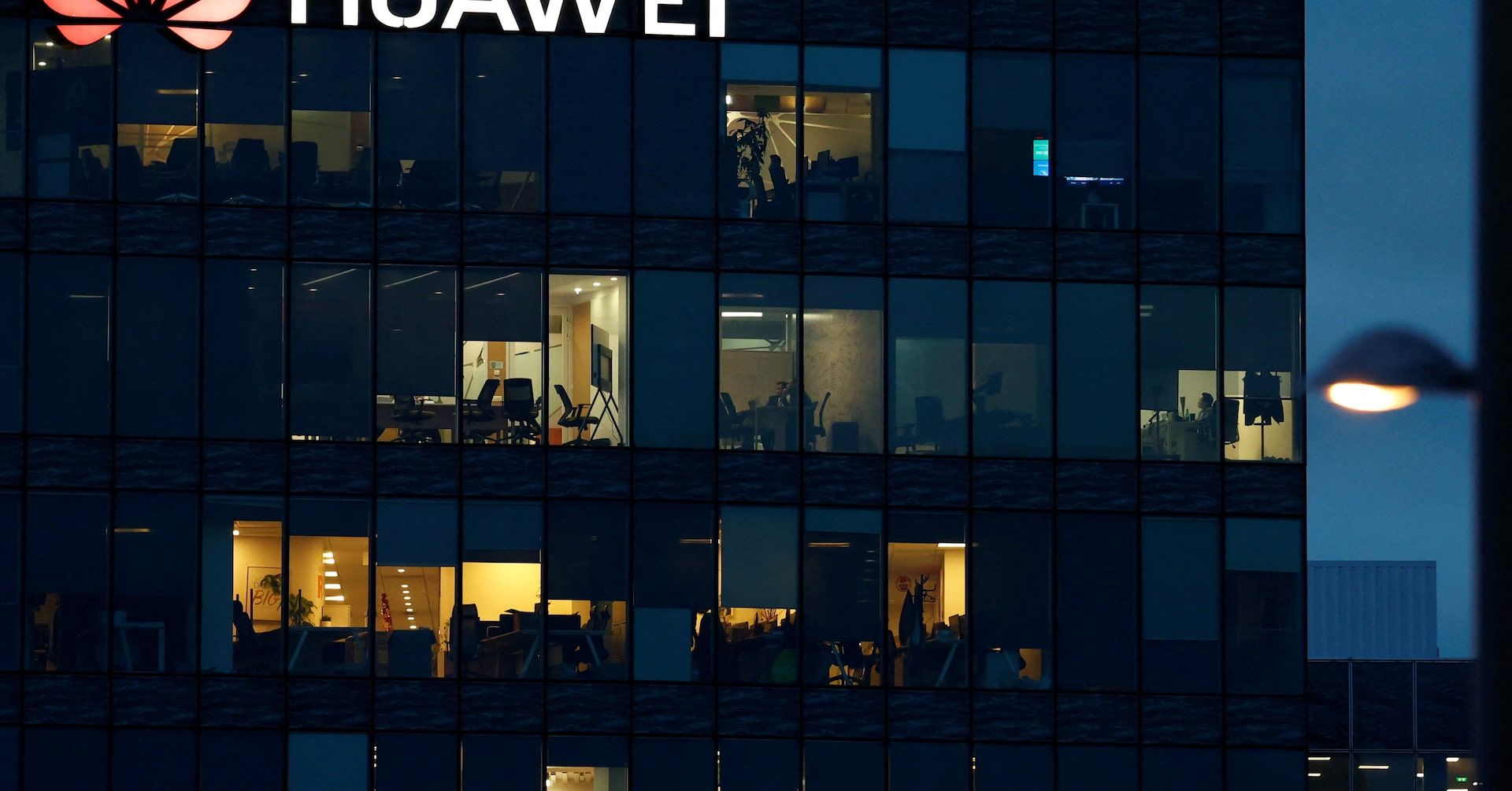 Malaysia Clarifies Stance on AI Project Involving Huawei Chips Amid US ...