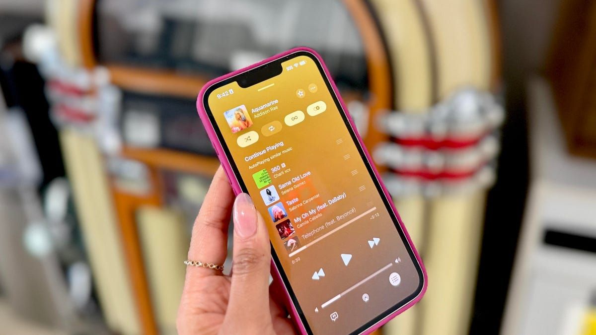 Apple Music's AutoMix: AI-Powered DJ Feature in iOS 26 Goes Viral