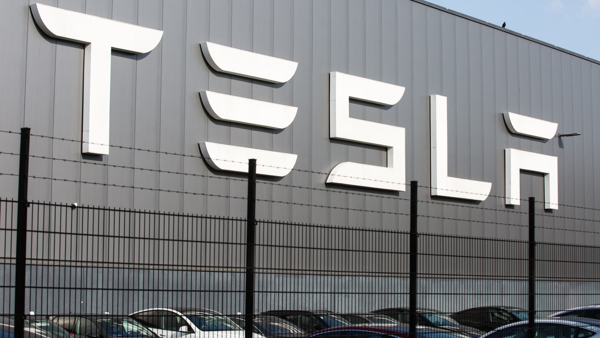 Tesla Achieves Milestone with First Fully Autonomous Car Delivery