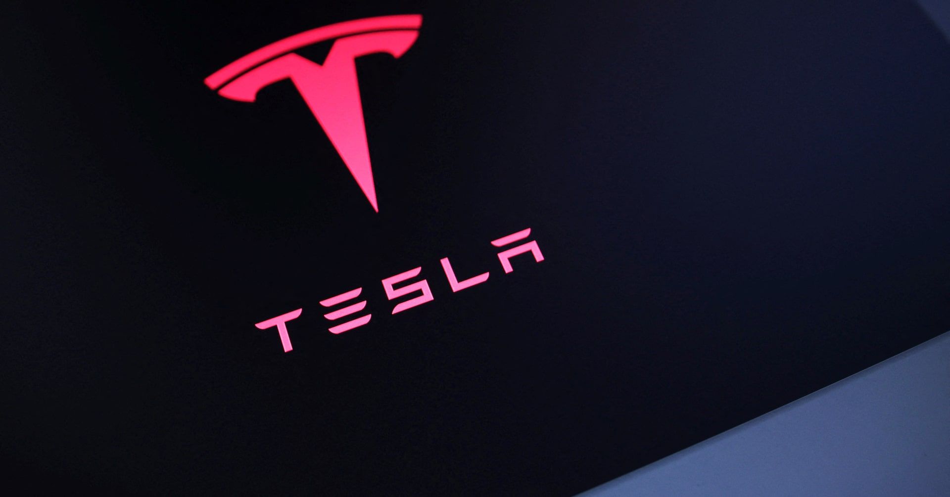 Tesla Signs $4.3 Billion Battery Deal with LG Energy Solution, Reducing ...