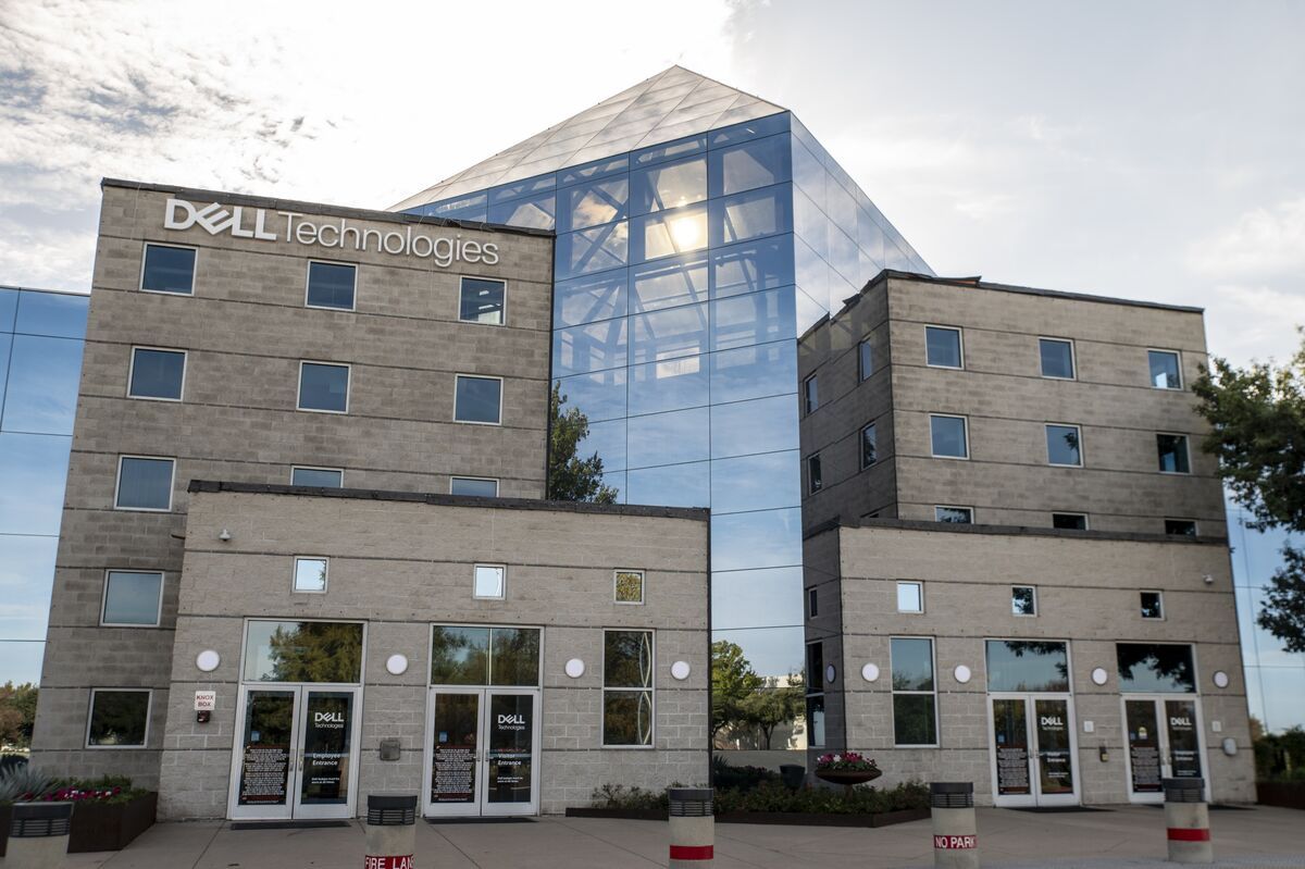 Dell's AI Server Boom: Soaring Forecasts Amid Margin Pressures
