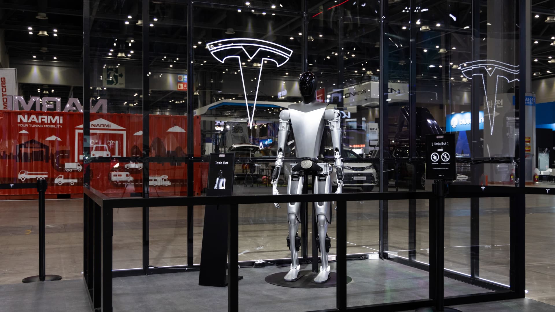 Elon Musk Bets Tesla's Future on Optimus Robots Amid EV Sales Slump