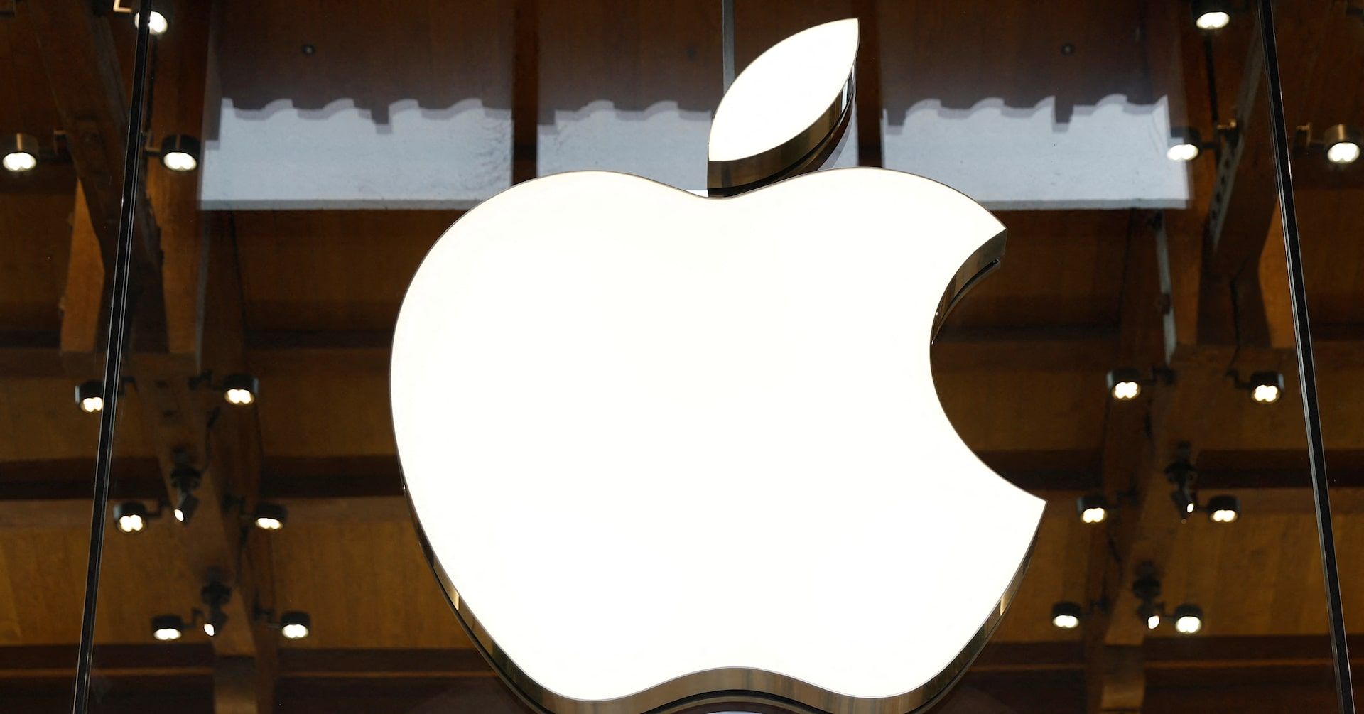 Apple's AI Strategy Faces Setback as Senior Executive Robby Walker Departs