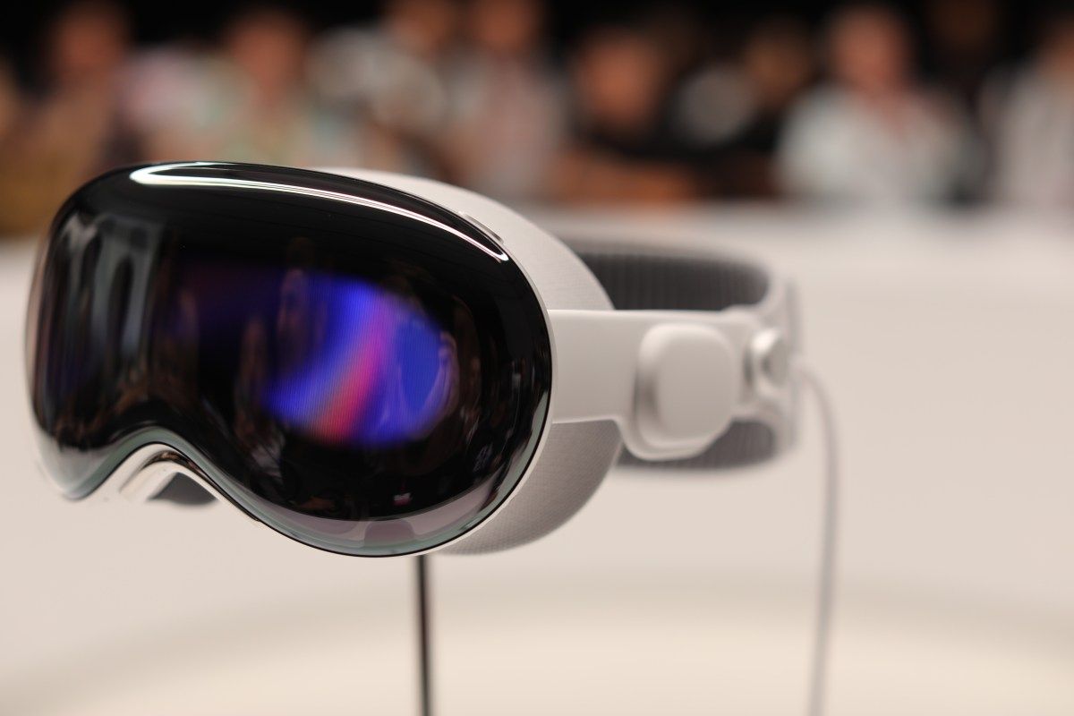 Apple Shifts Focus from Vision Pro to AI-Powered Smart Glasses