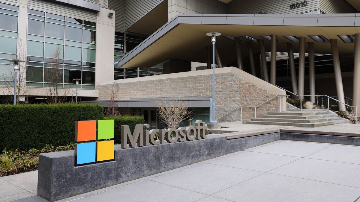 Microsoft's $33 Billion Neocloud Strategy: Tackling AI Compute Crunch