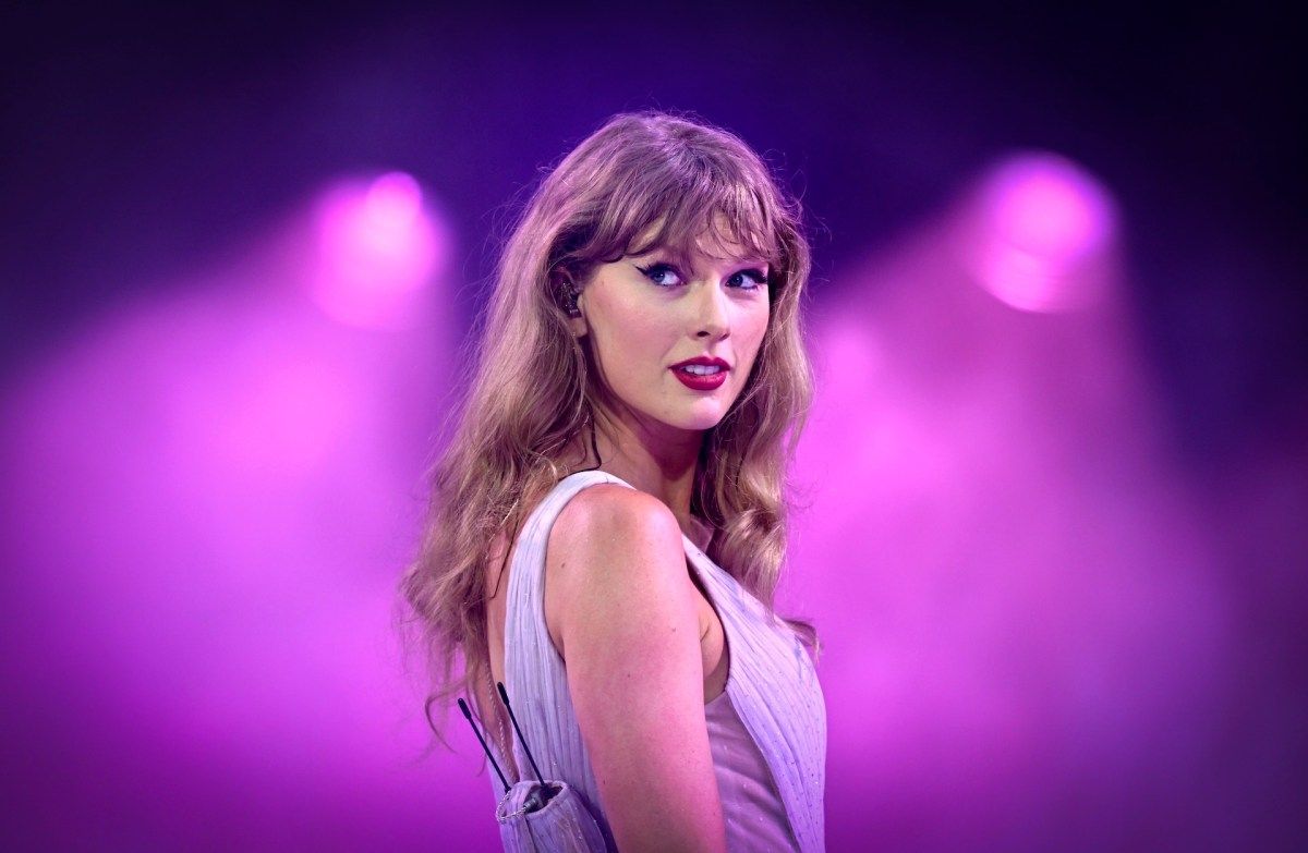 Taylor Swift's AI Controversy: Fans Accuse Singer of Using AI in Album ...