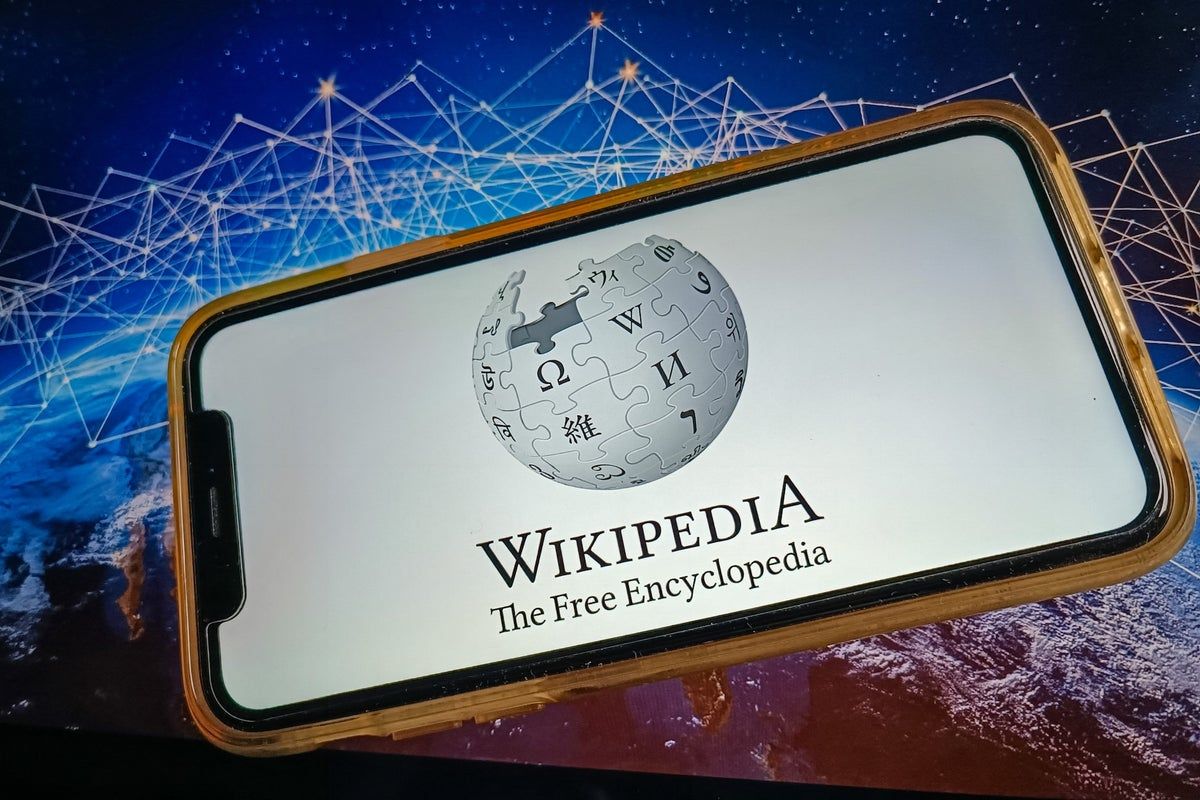 Wikipedia at 25: AI Licensing Deals & Existential Threat