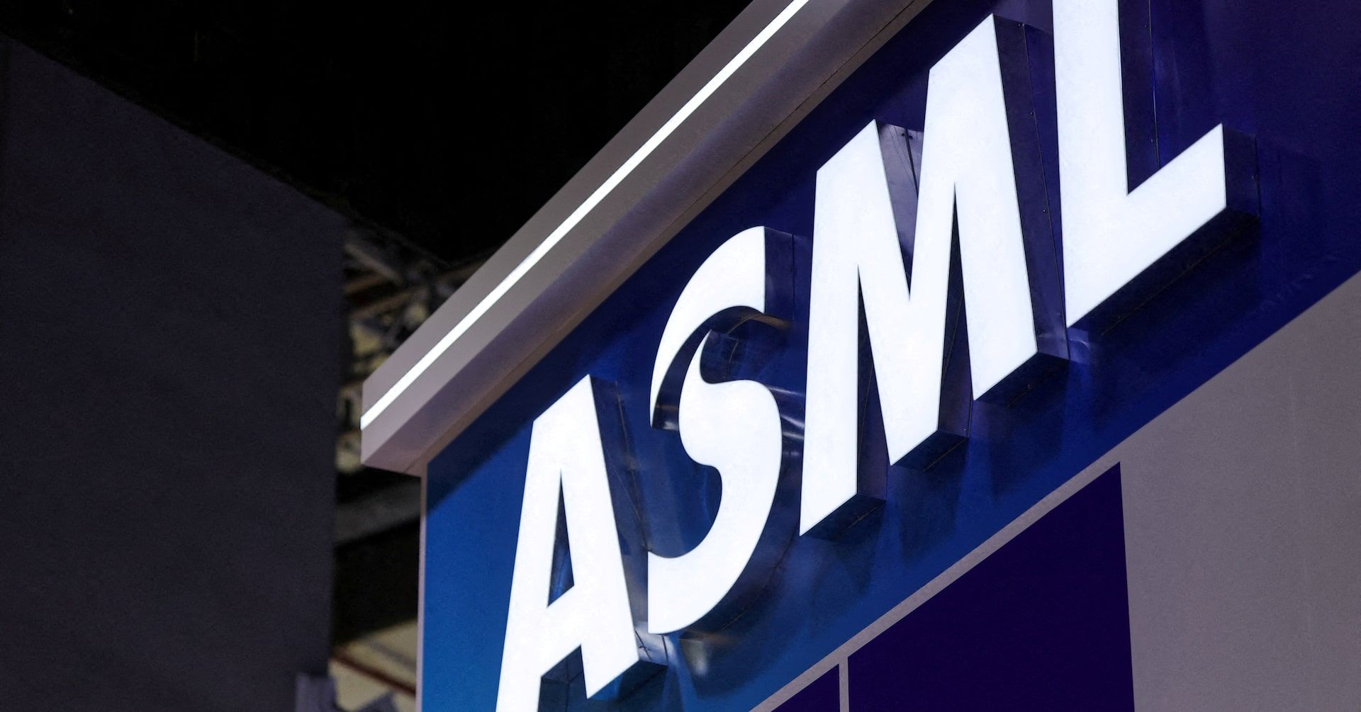 ASML Record Orders Surge on AI Chip Demand in Q4 2025
