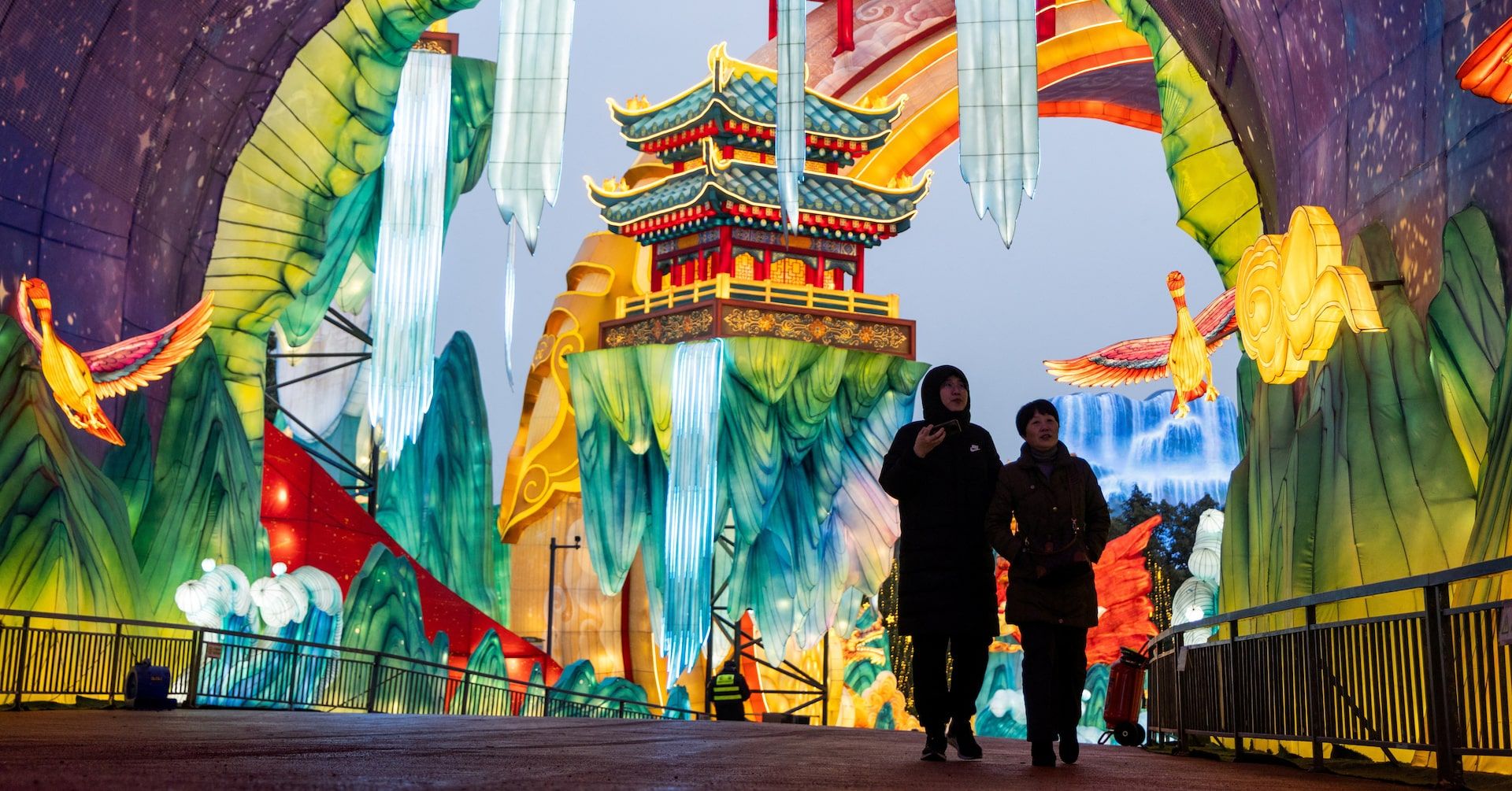 Chatbot War: Chinese Tech Giants Spend Big on AI