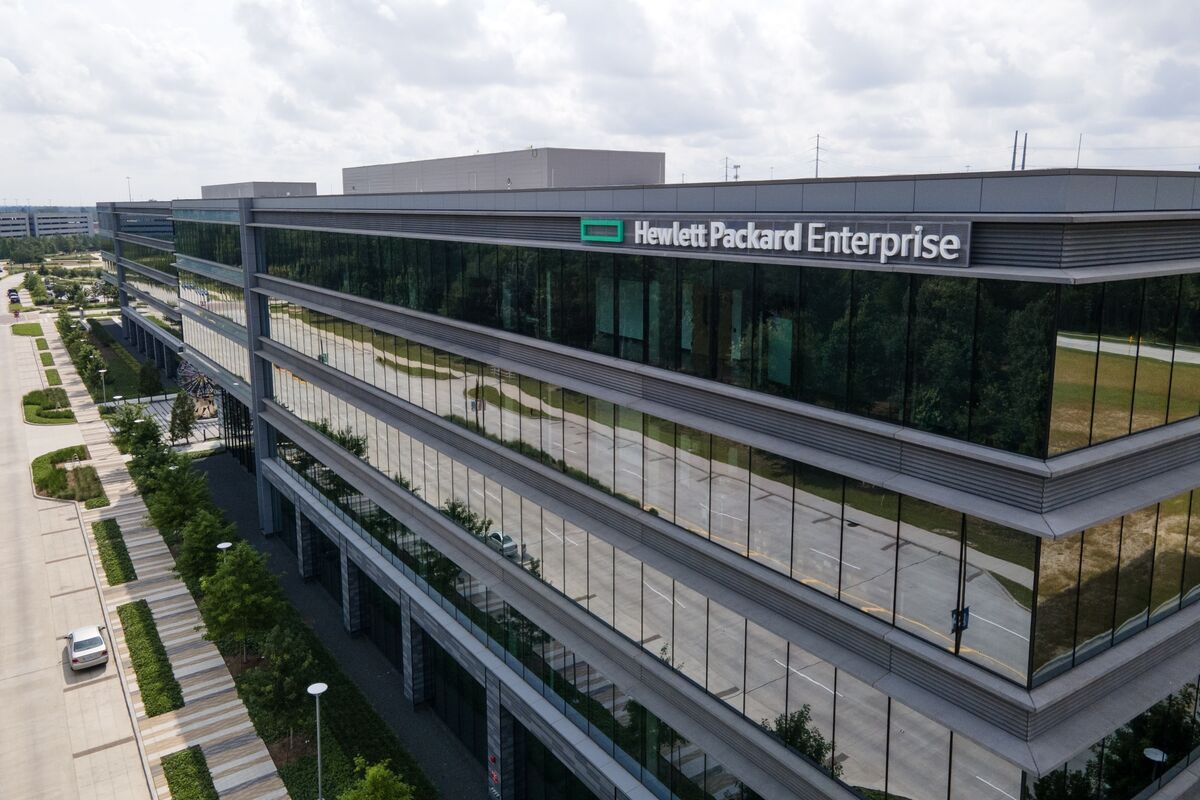 HPE Revenue Forecast Tops Estimates on AI Servers Demand
