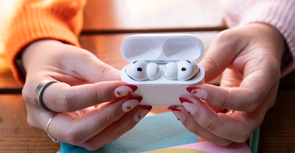 Apple AirPods with Cameras Near Production for AI