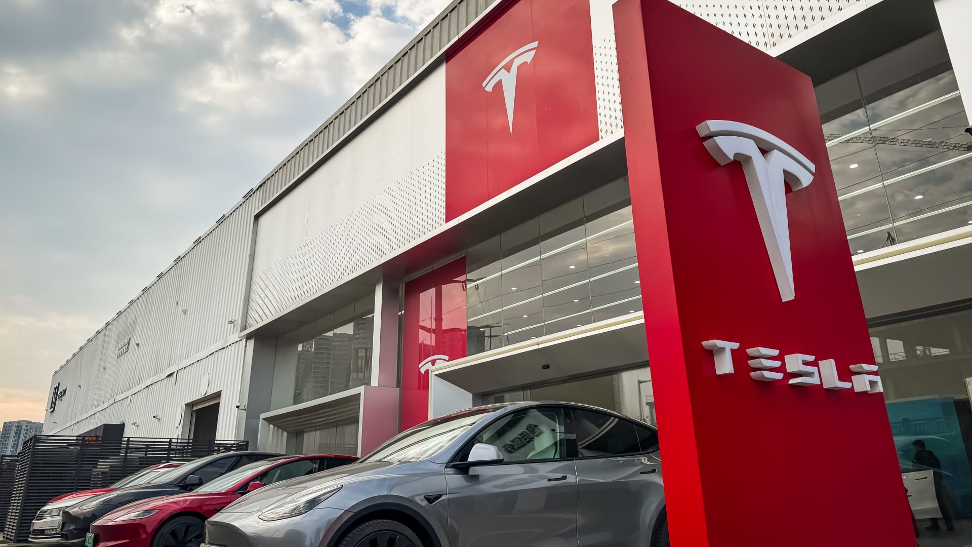Tesla's AI Potential Drives Piper Sandler's Bullish Outlook