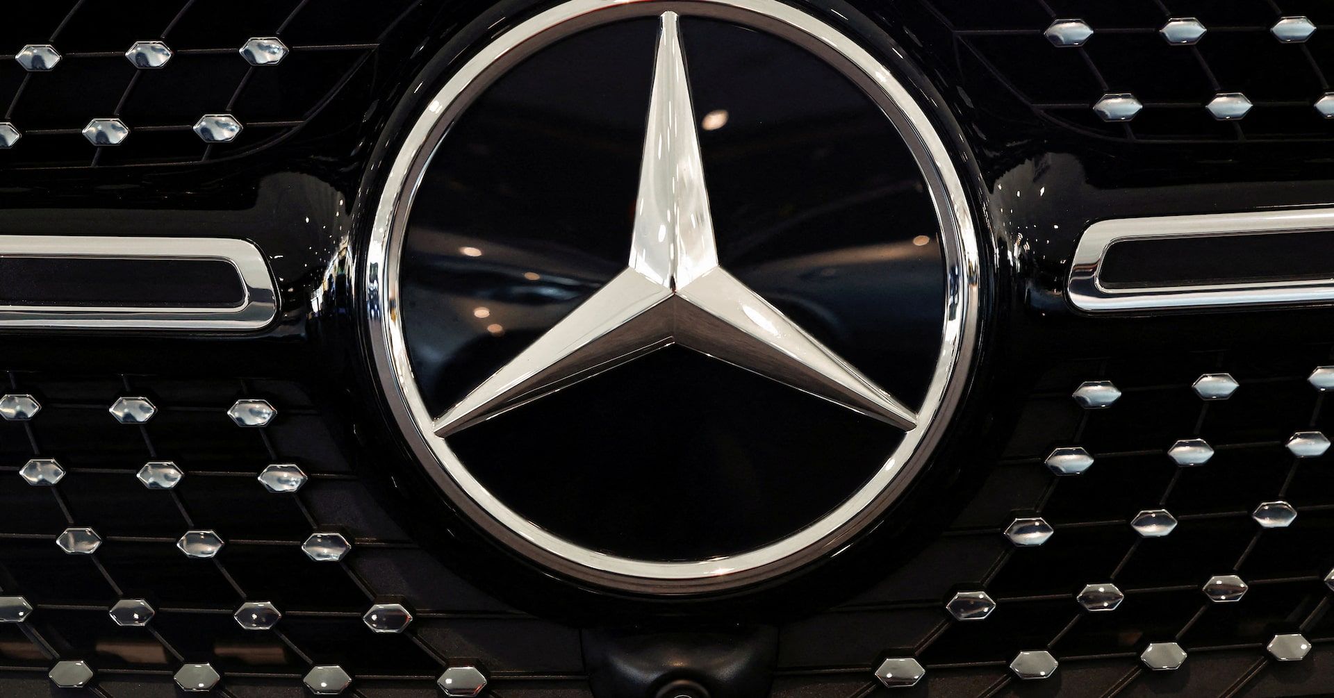 Mercedes-Benz Integrates AI and Humanoid Robots in Factory Operations