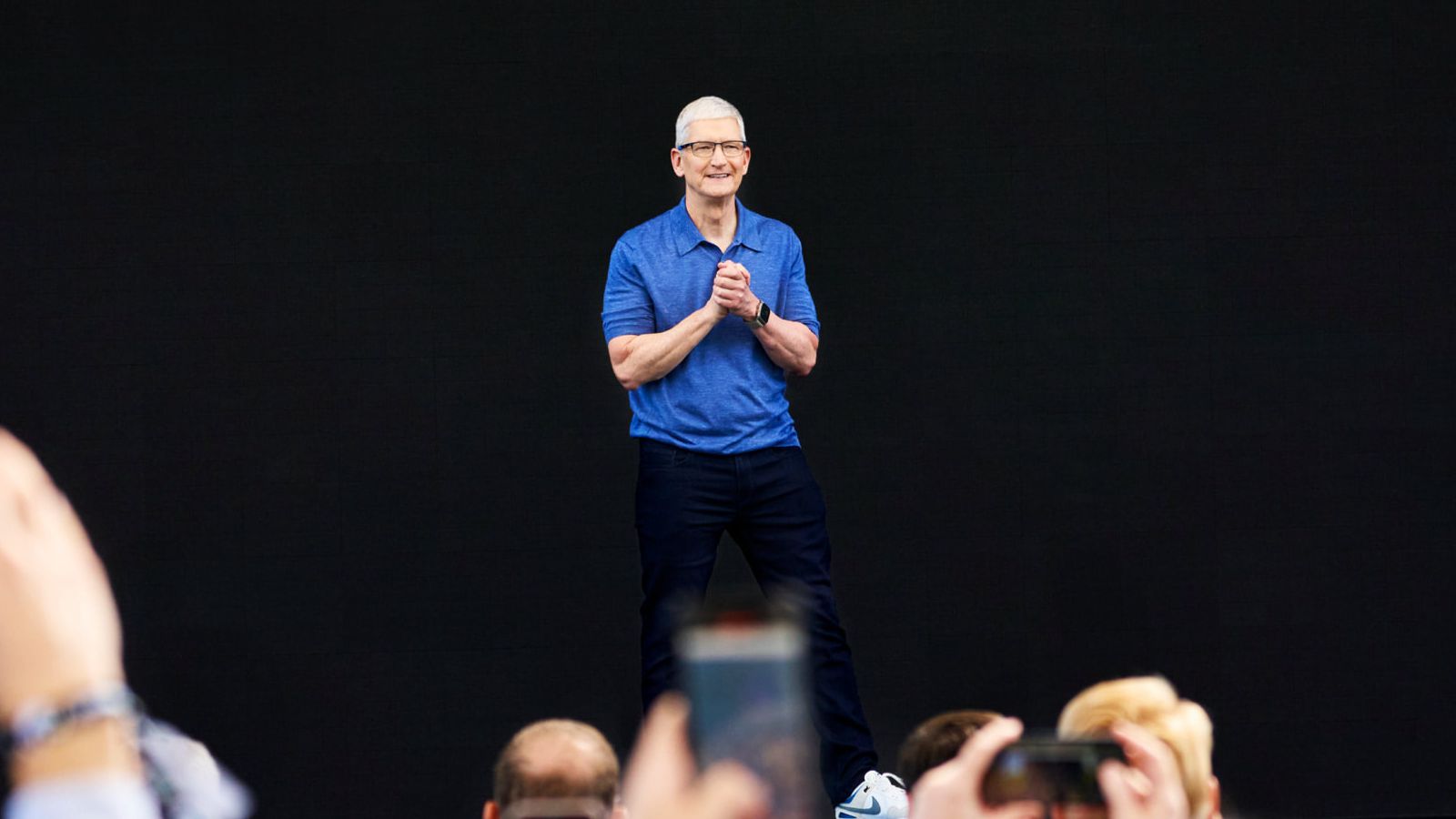 Apple's Leadership Dilemma: Calls for Tim Cook's Replacement Amid AI ...