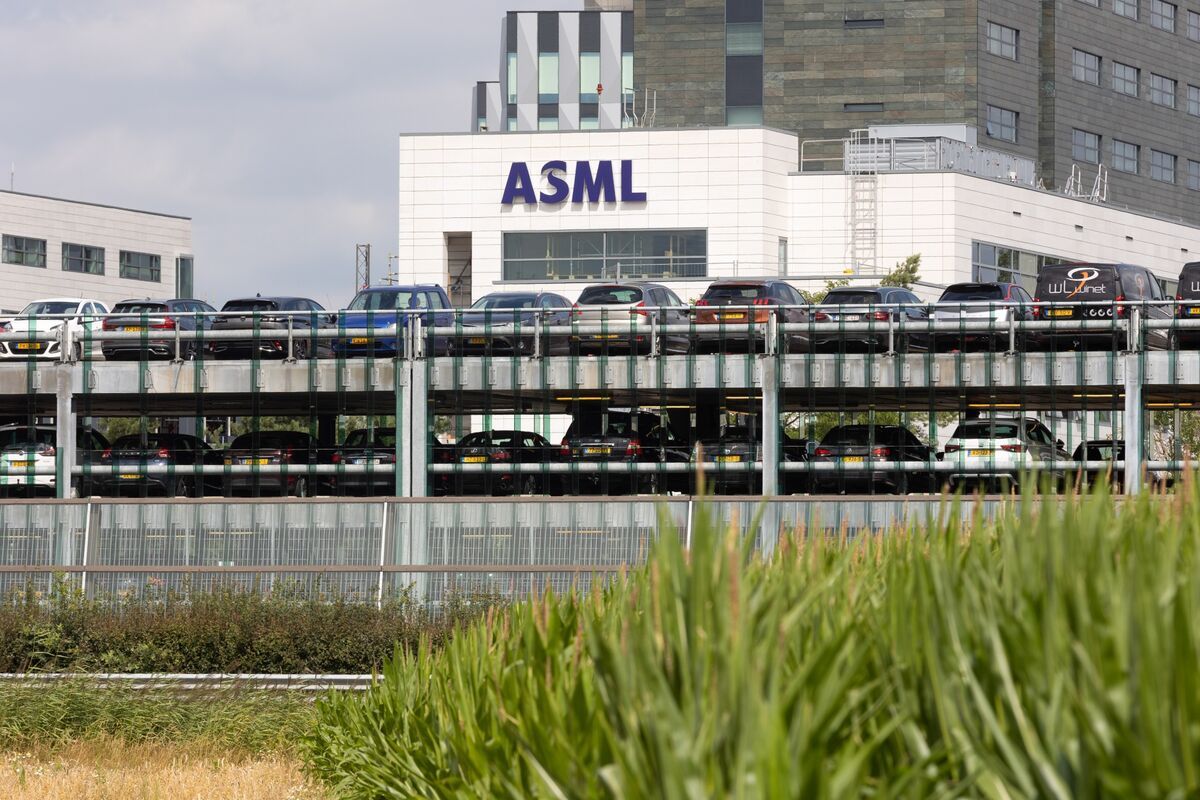 ASML's Forecast Reveals AI-Driven Divide in Semiconductor Industry